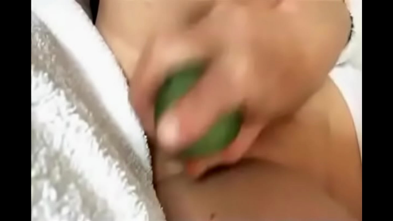 Zucchini Play Wet Pussy